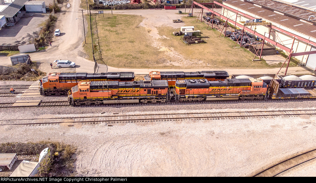 BNSF 5829 and BNSF 9023